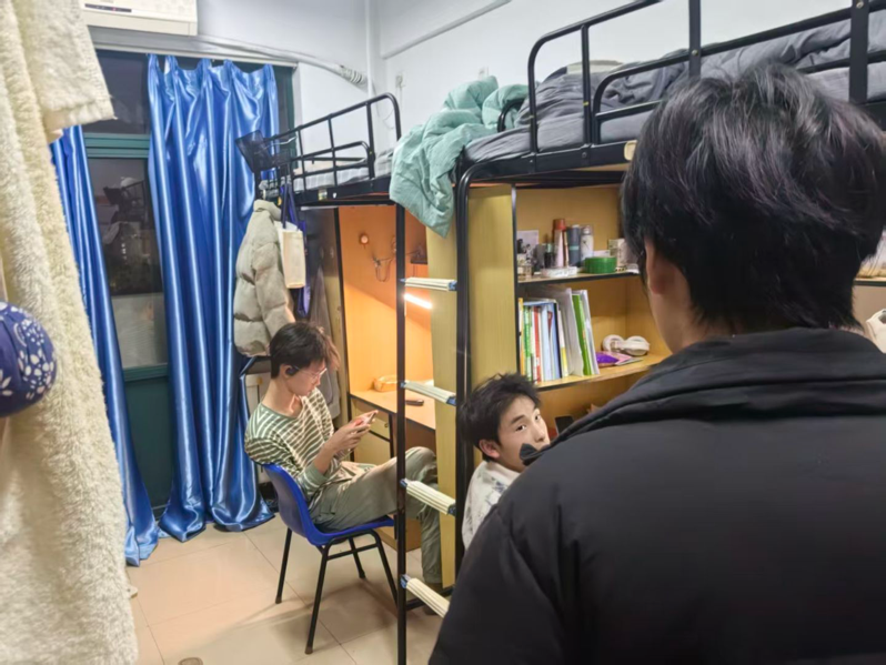 化工学院党员工作站开展第二次党员走访宿舍活动