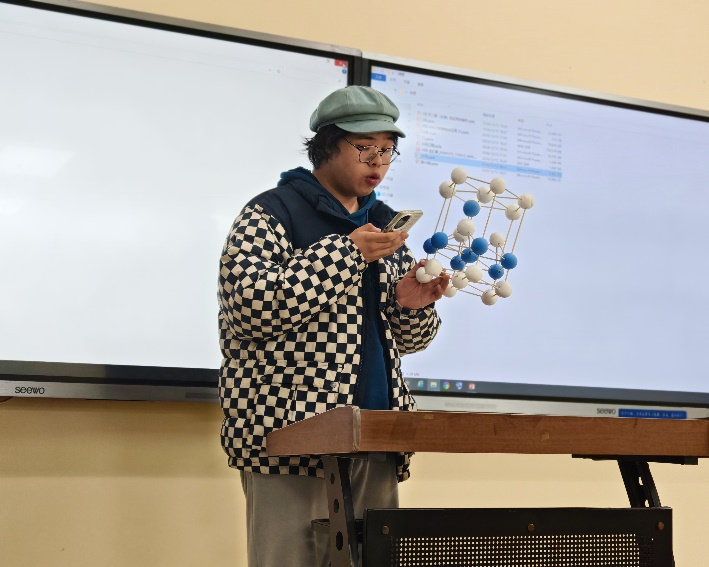 化工学院科创中心举办“走进分子世界，描绘精彩化学” ——球棍模型制作大赛